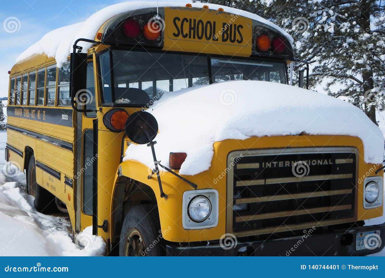 School bus covered in snow editorial photo. Image of white - 140744401