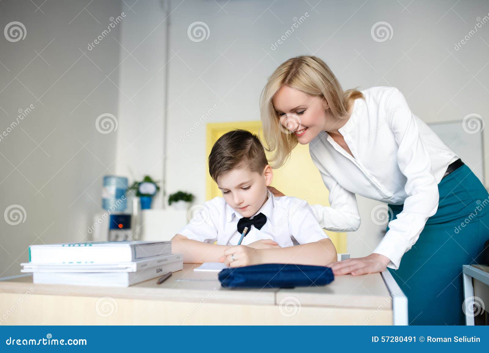 School De Kinderen Leren in School Opleidende Studenten Stock ...