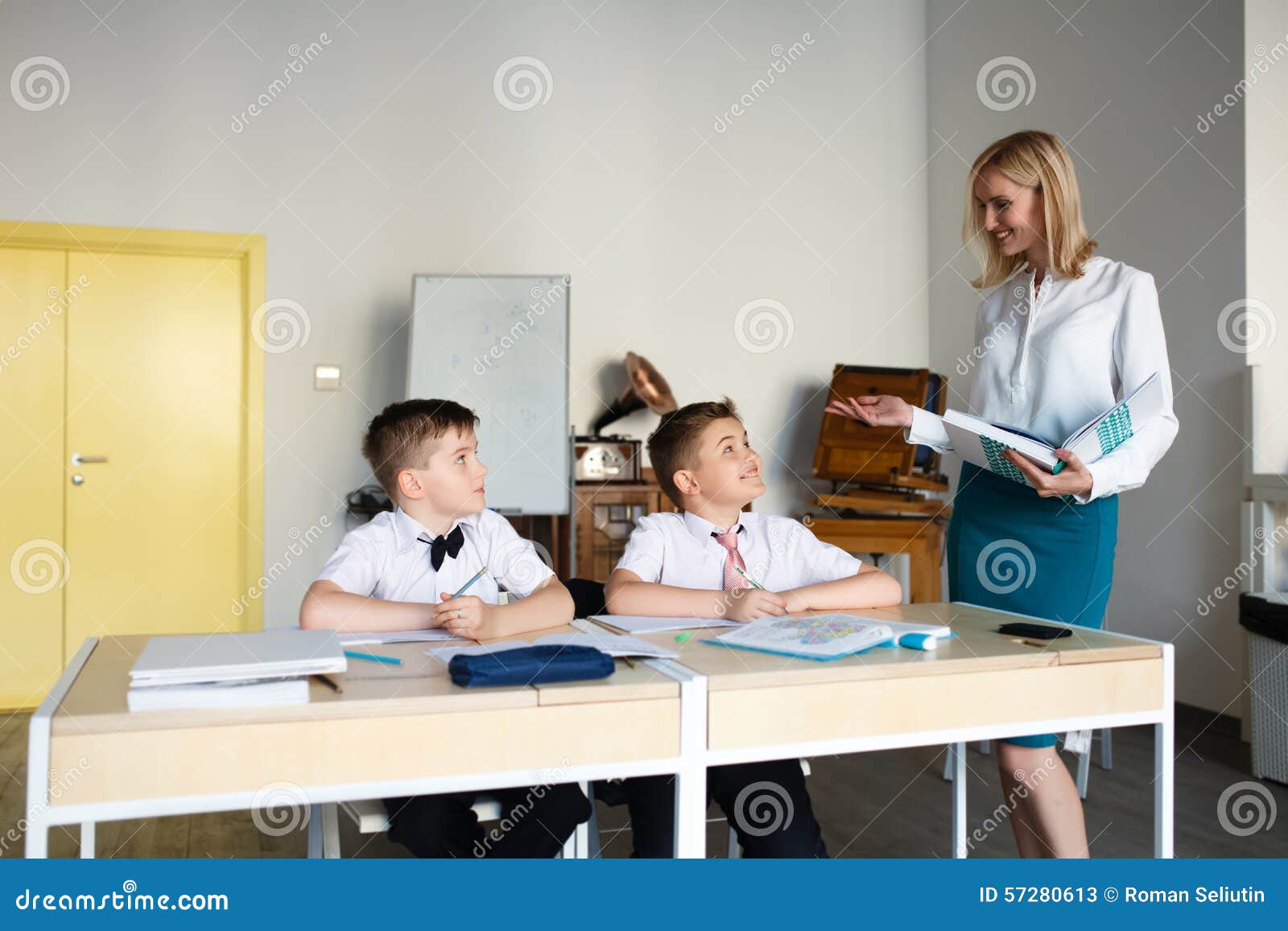 School De Kinderen Leren in School Opleidende Studenten Stock ...