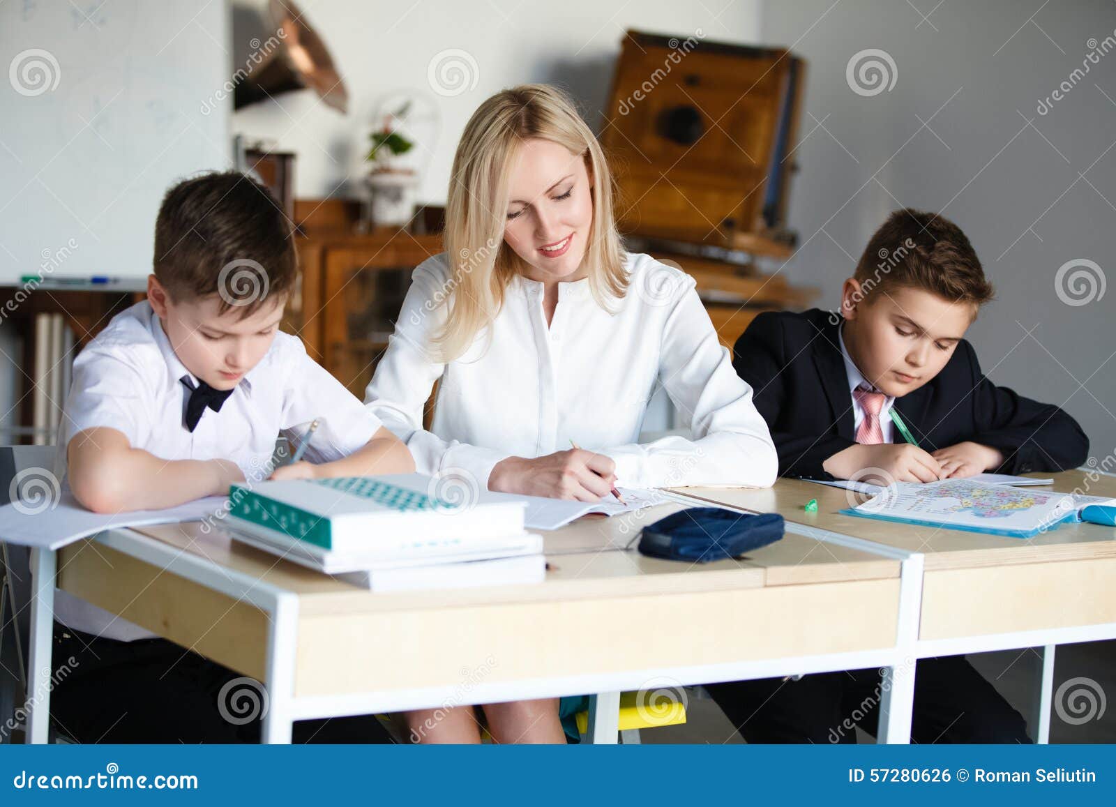 School De Kinderen Leren in School Opleidende Studenten Stock Foto ...