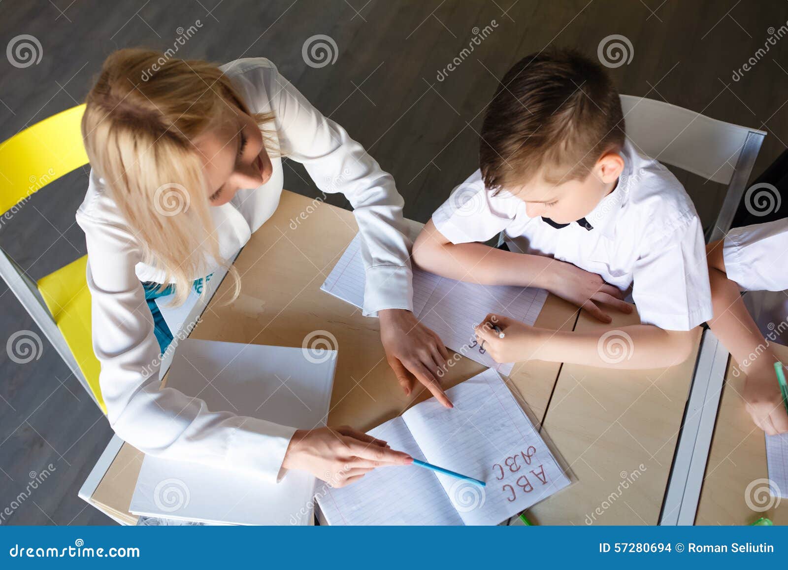 School De Kinderen Leren in School Opleidende Studenten Stock Foto ...