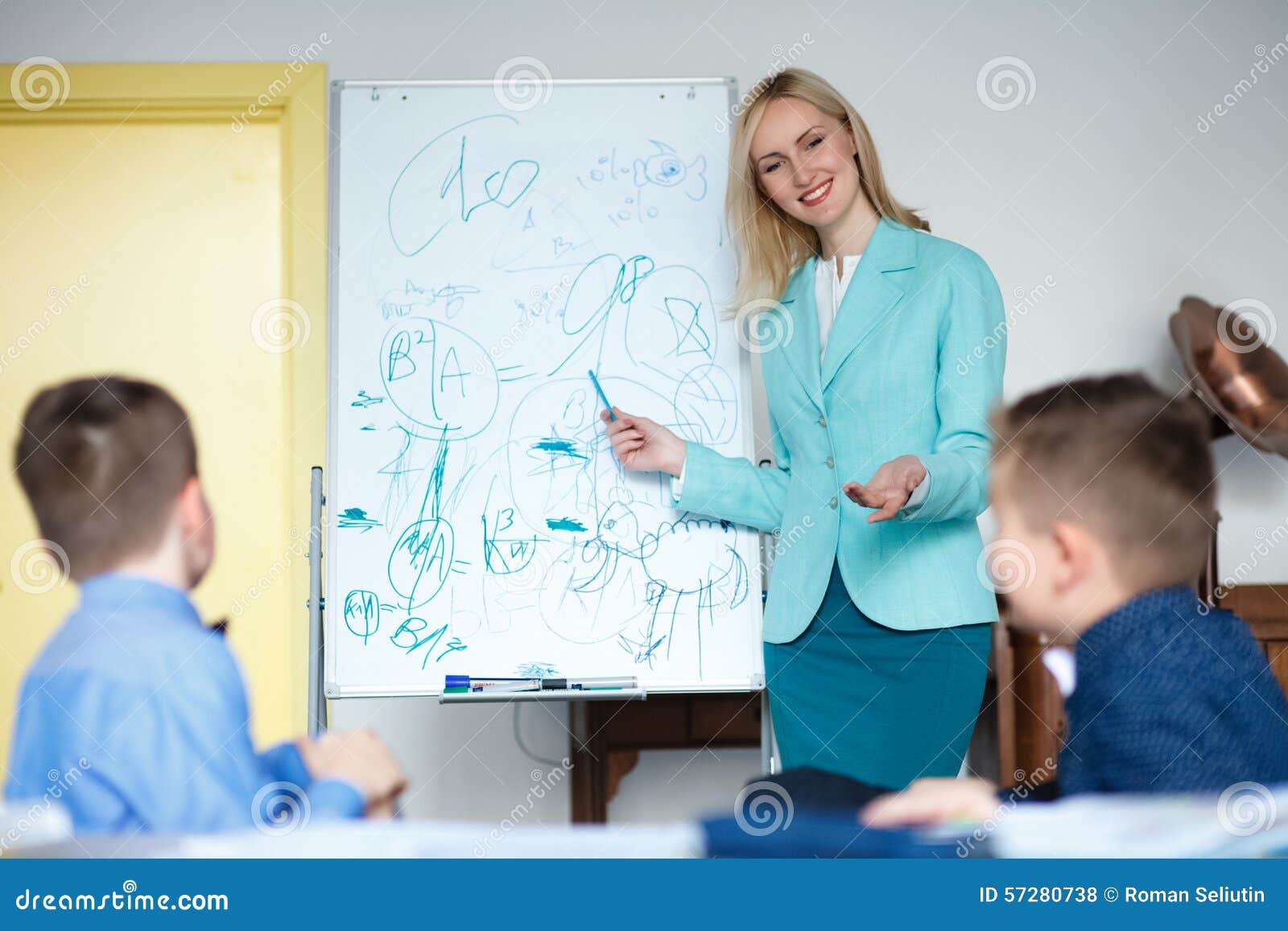 School De Kinderen Leren in School Opleidende Studenten Stock Foto ...