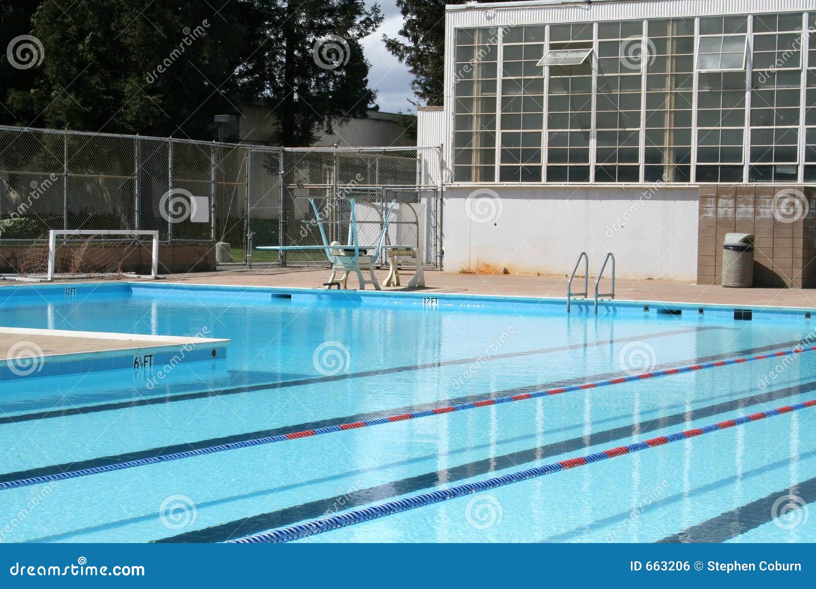 School-Pool stockfoto. Bild von schule, hinterziehung, gebäude - 663206