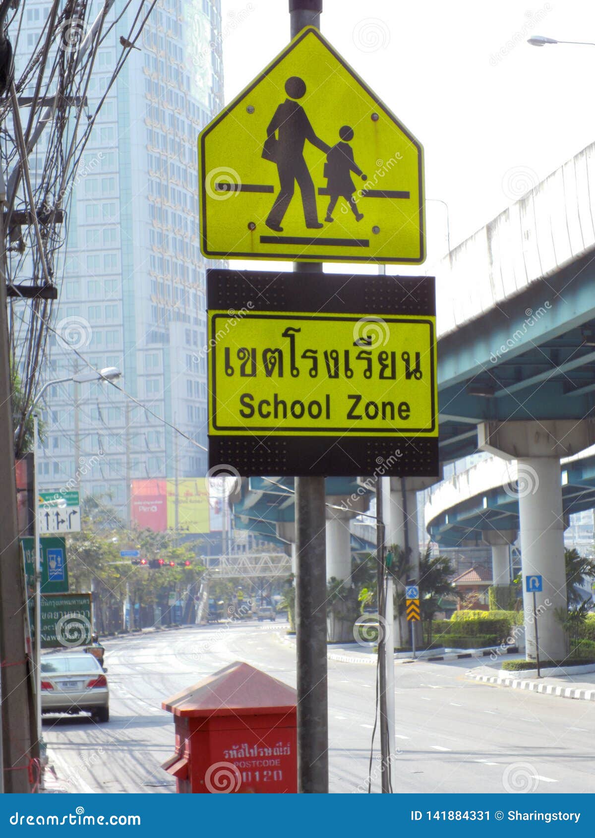 The school zone sign editorial photo. Image of close - 141884331