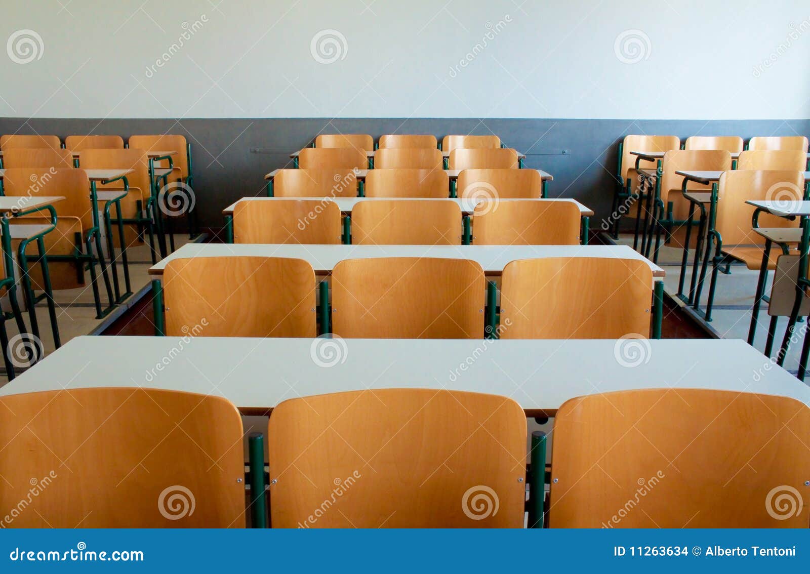 Schoolbanken stock foto. Image of volwassen, lijn, lijst - 11263634