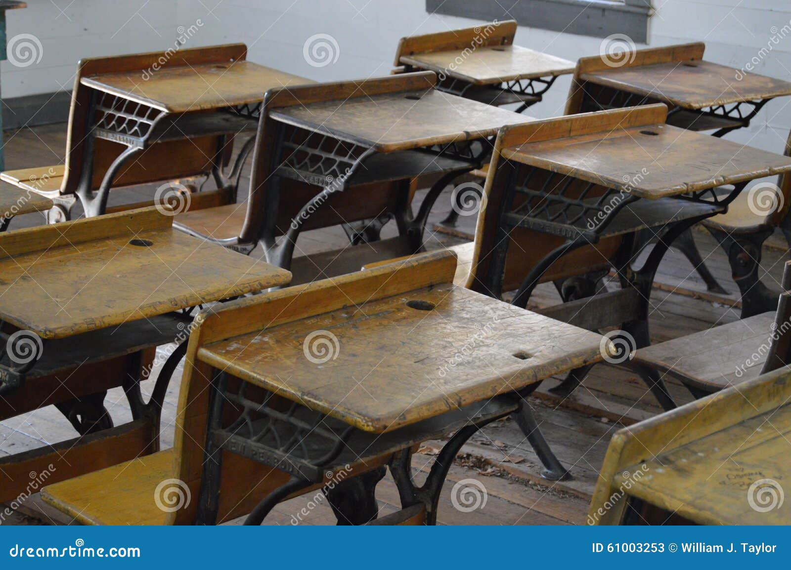 Schoolbanken stock afbeelding. Image of leren, antiquiteit - 61003253