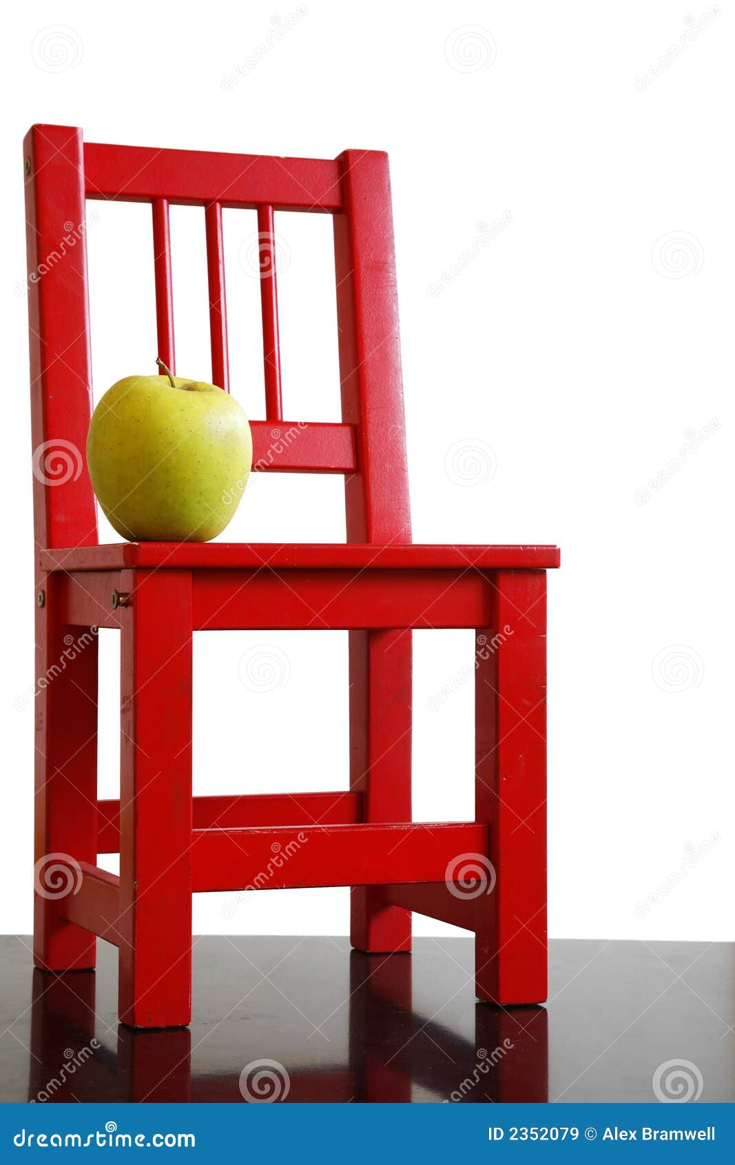Schoolchair y Apple imagen de archivo. Imagen de juguete - 2352079
