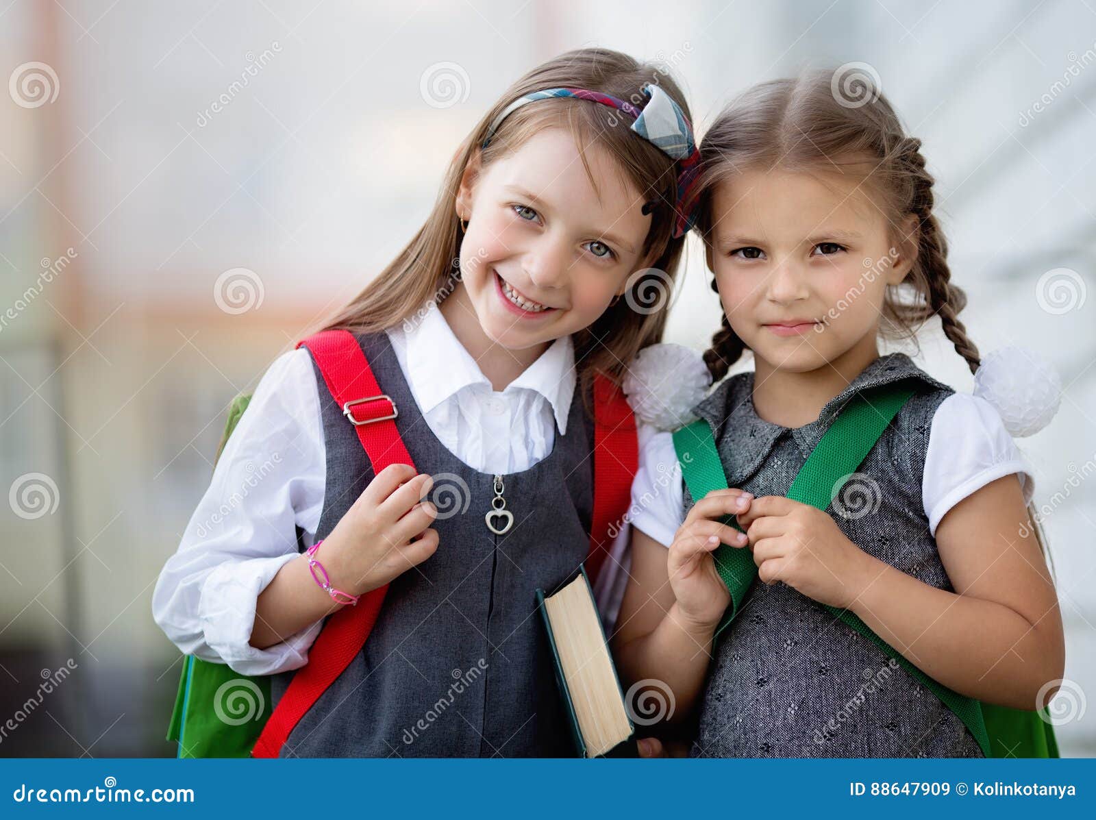 Schoolgirls stock afbeelding. Afbeelding bestaande uit beginner - 88647909