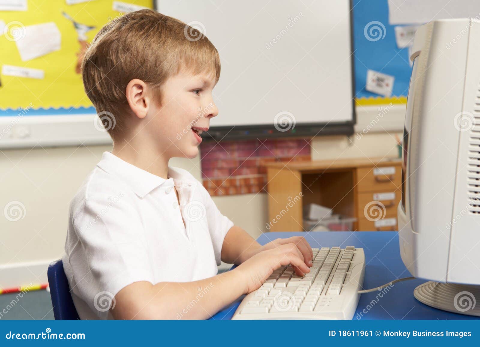 Schooljongen in De Klasse Die Van it Computer Met Behulp Van Stock ...