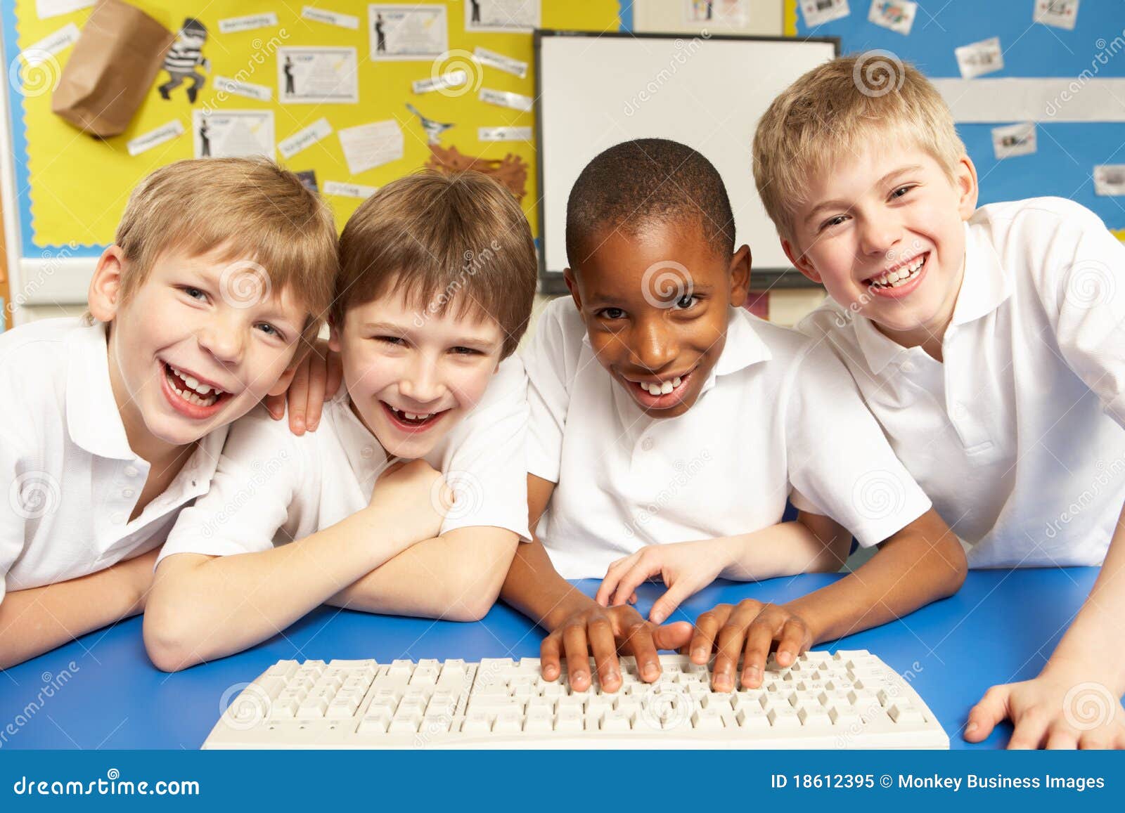 Schoolkinderen in De Klasse Die Van it Computers Met Behulp Van Stock ...