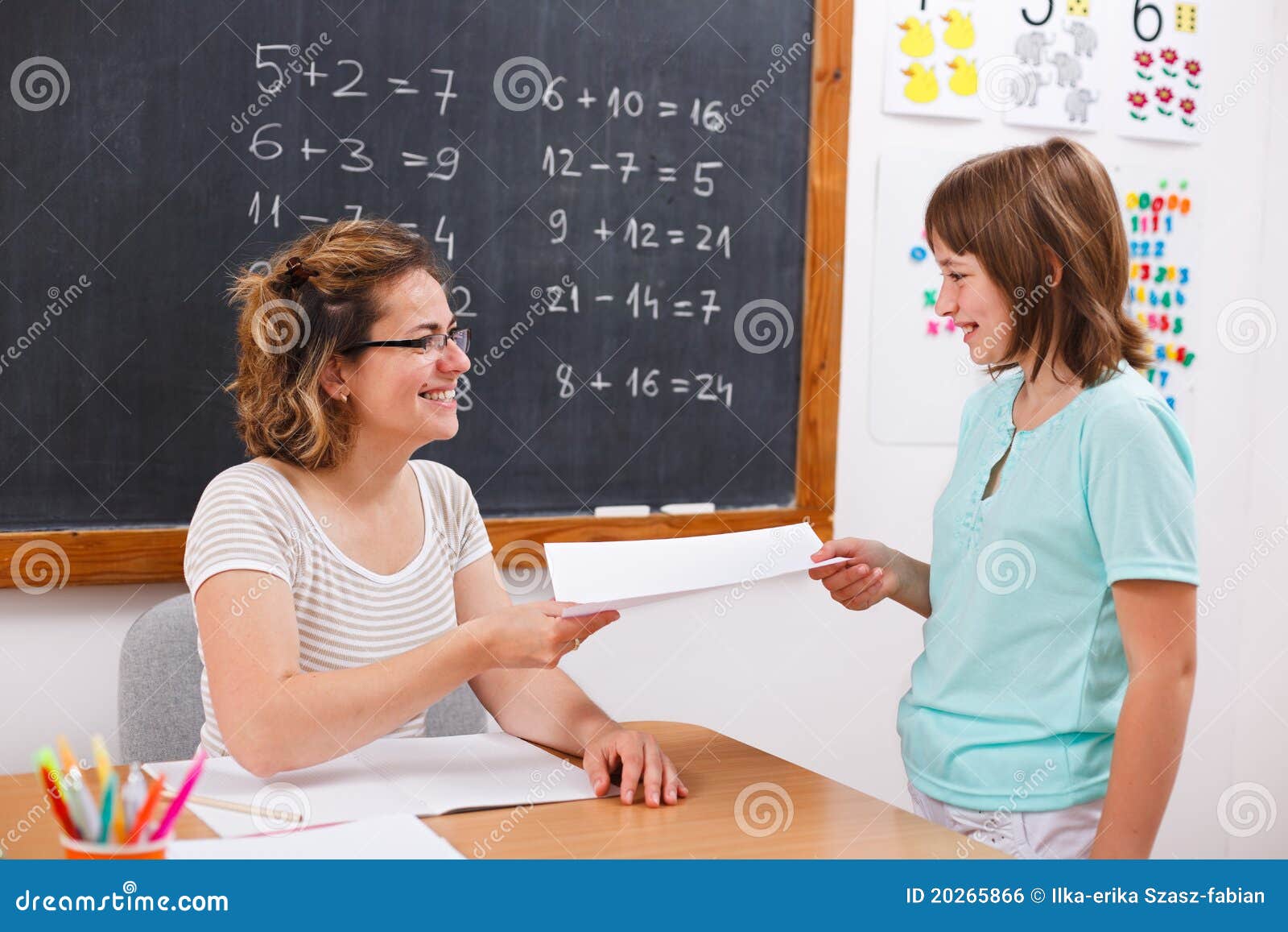 Schoolmeisje Dat of Math Proefwerk Geeft Ontvangt Stock Foto - Image of ...