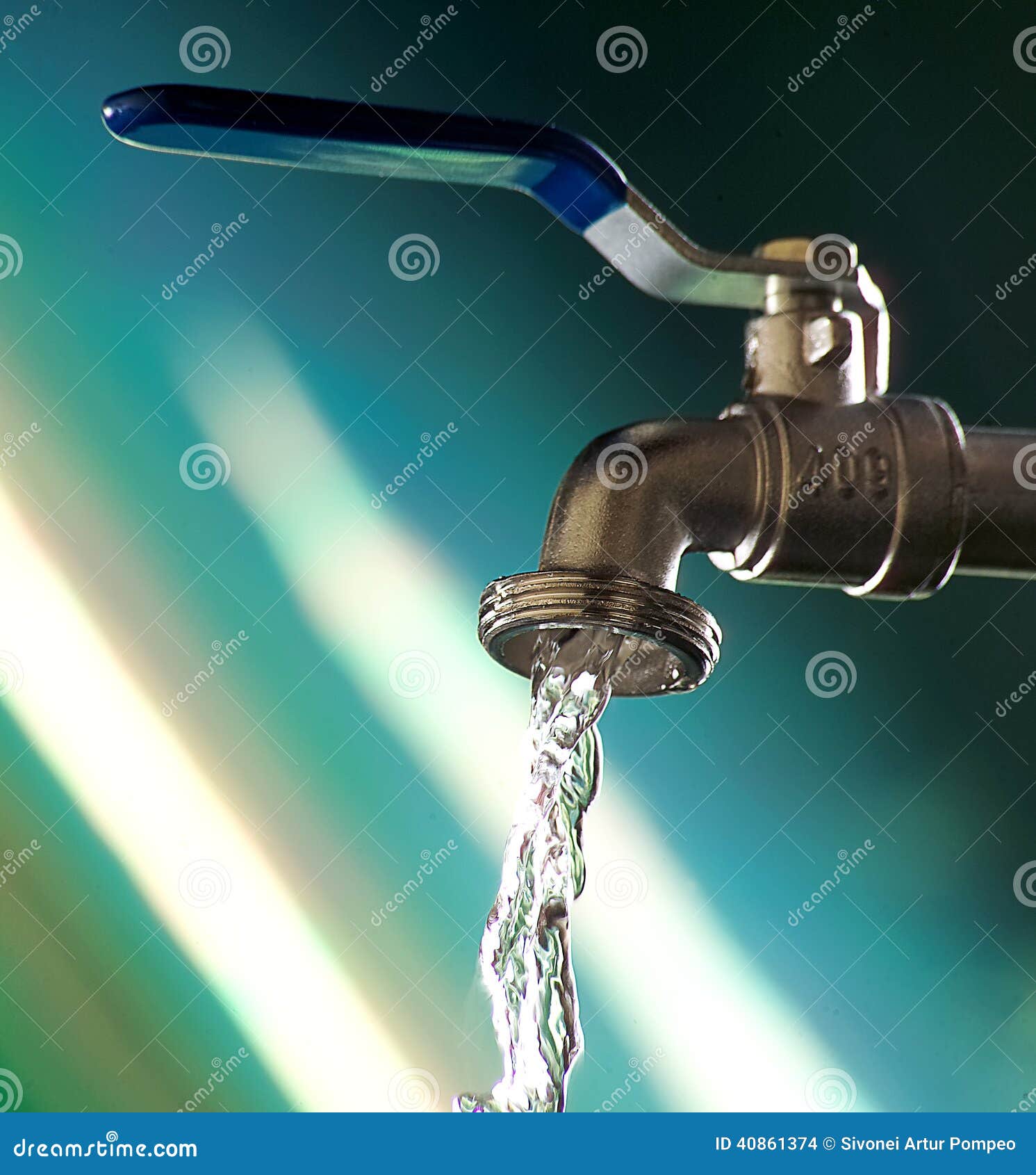 Schoon water in overvloed stock foto. Image of druk, stromend - 40861374