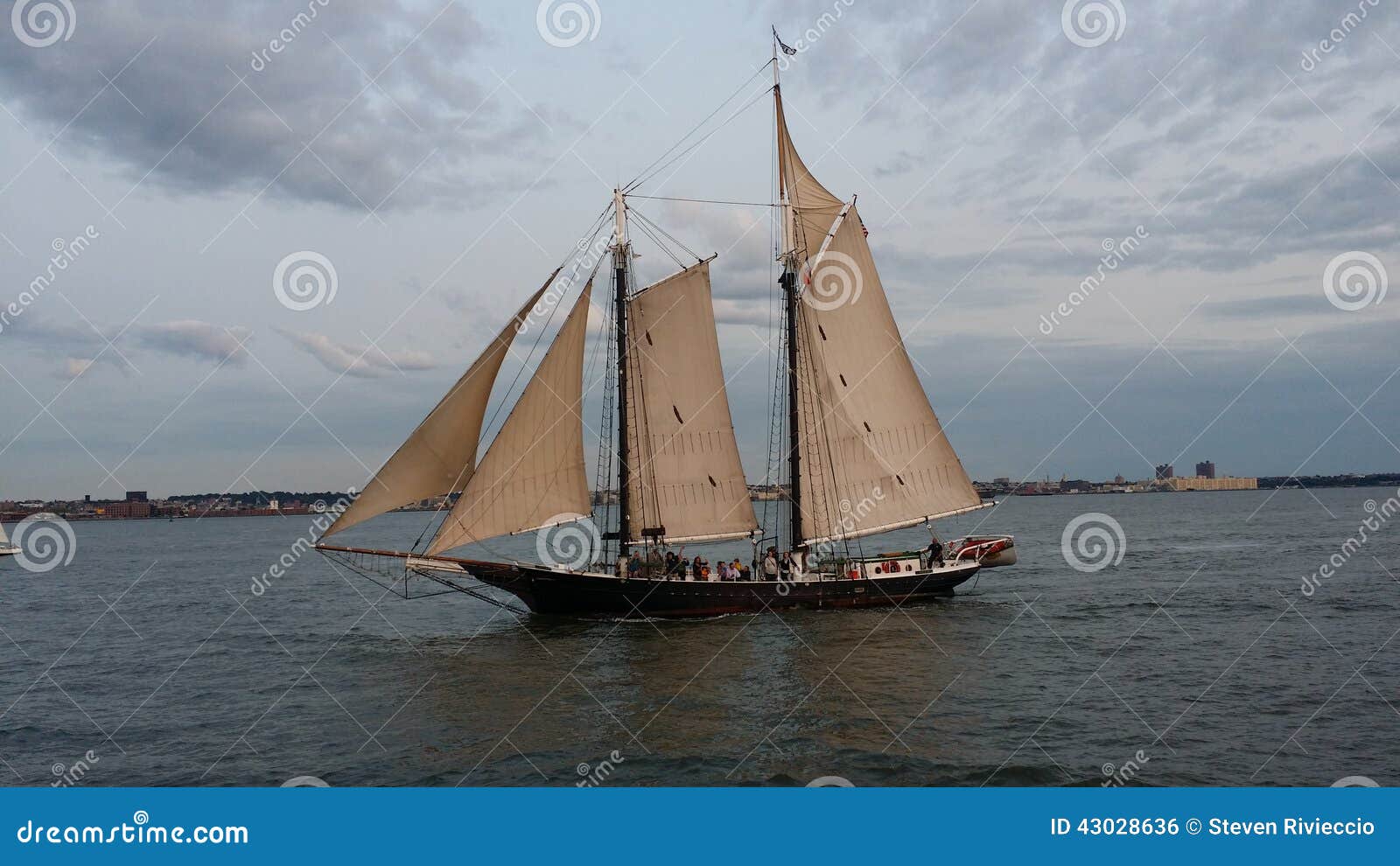 Schooner on NY HARBOR editorial photo. Image of tours - 43028636