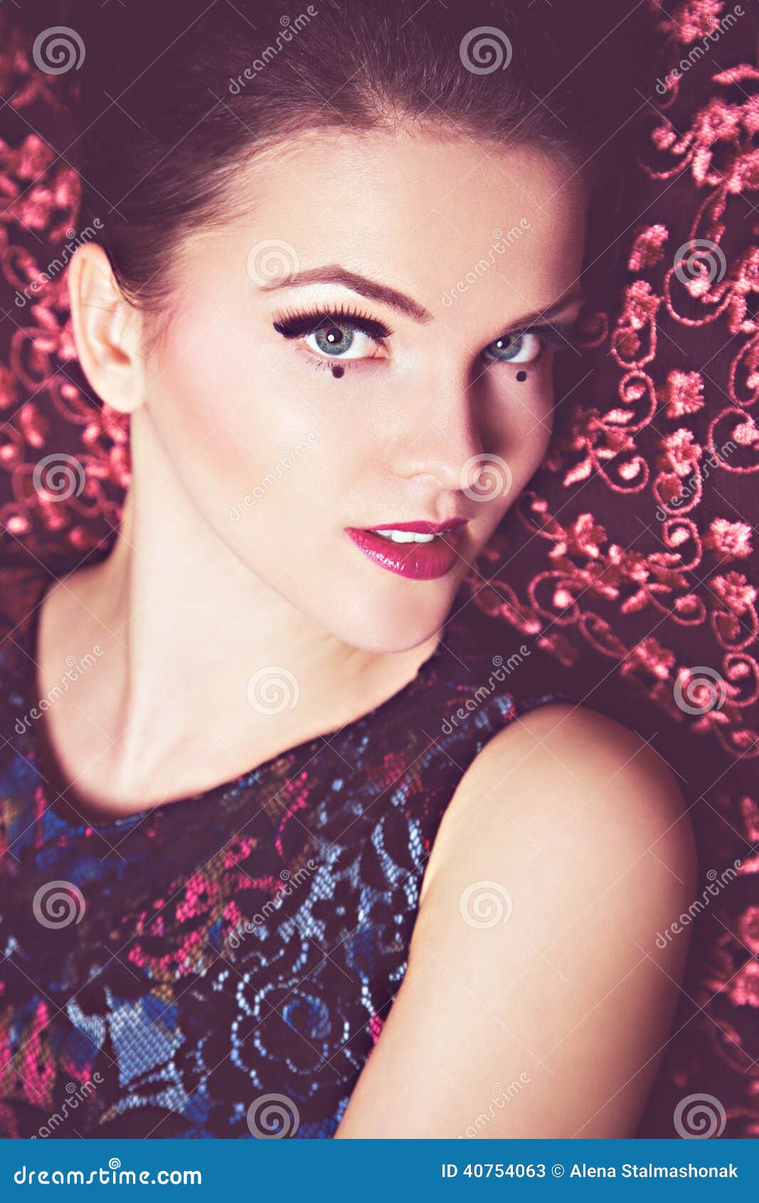 Schoonheid Met Het Creatieve Samenstelling Liggen Stock Afbeelding ...