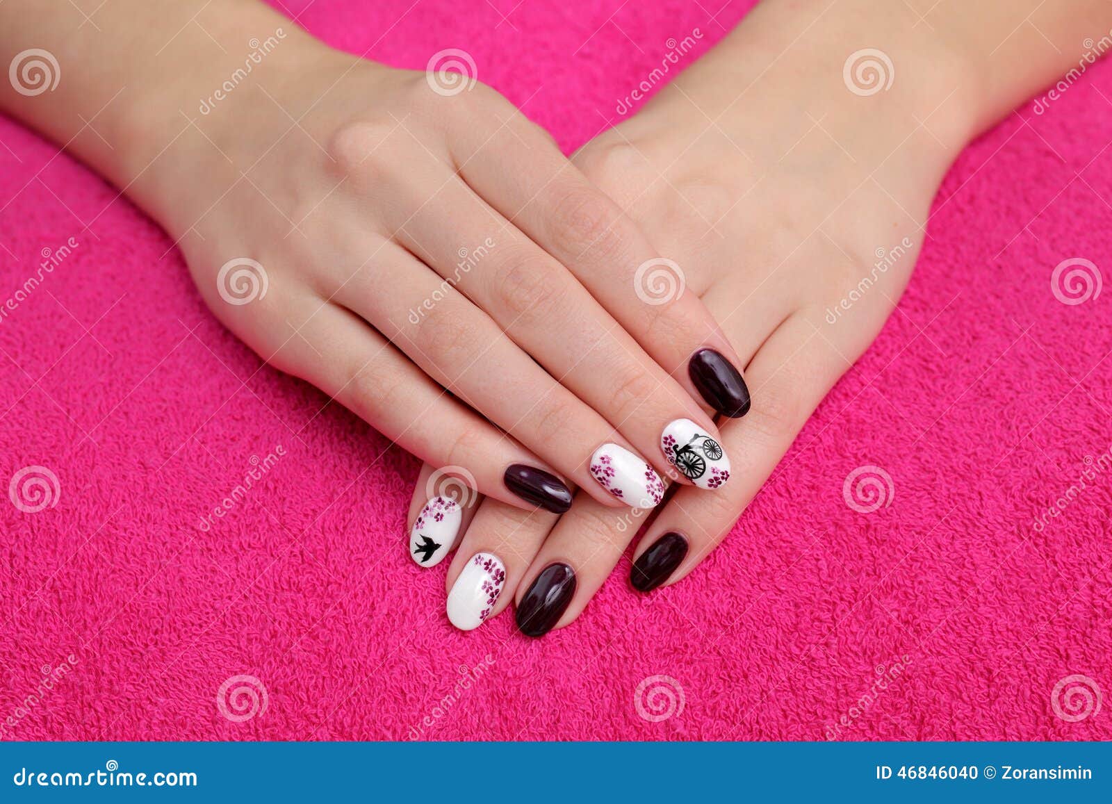 Schoonheidsbehandeling Van Vingernagels, Handen Op Handdoek Stock Foto ...
