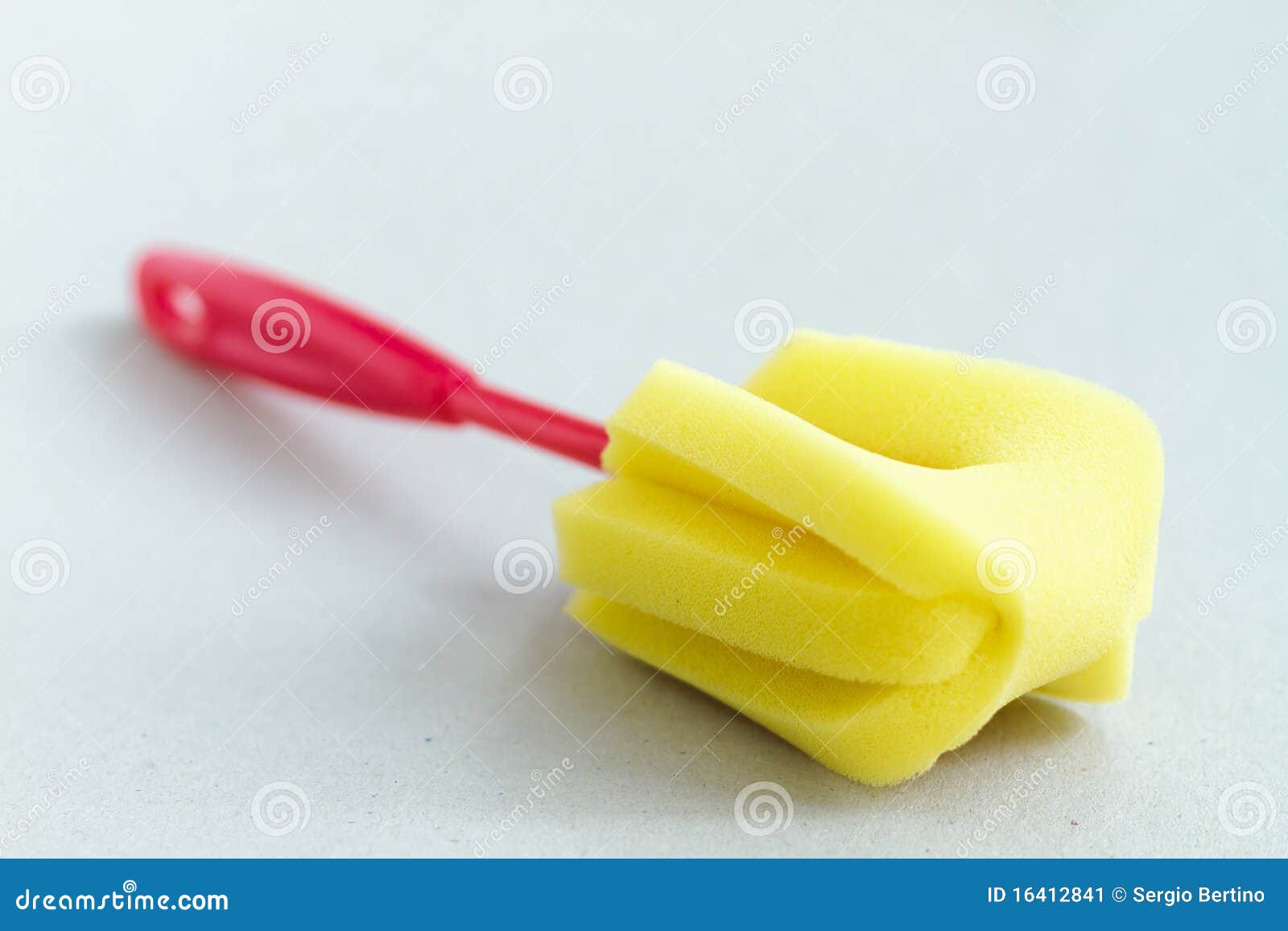 Schoonmakende Spons Met Handvat Stock Afbeelding - Image of enkelvoudig ...