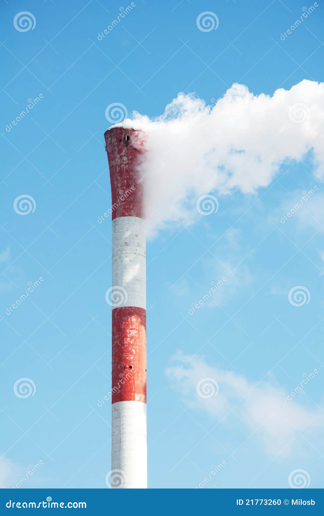 Schoorsteen en witte rook stock foto. Image of rook, energie - 21773260