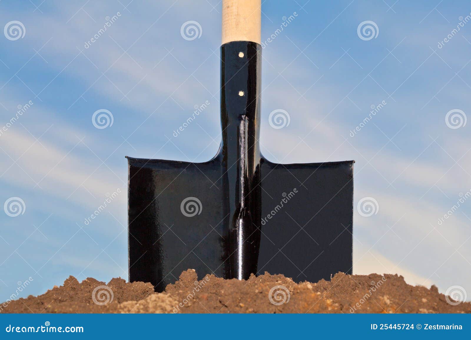 Schop in de hoop van grond stock foto. Image of buiten - 25445724