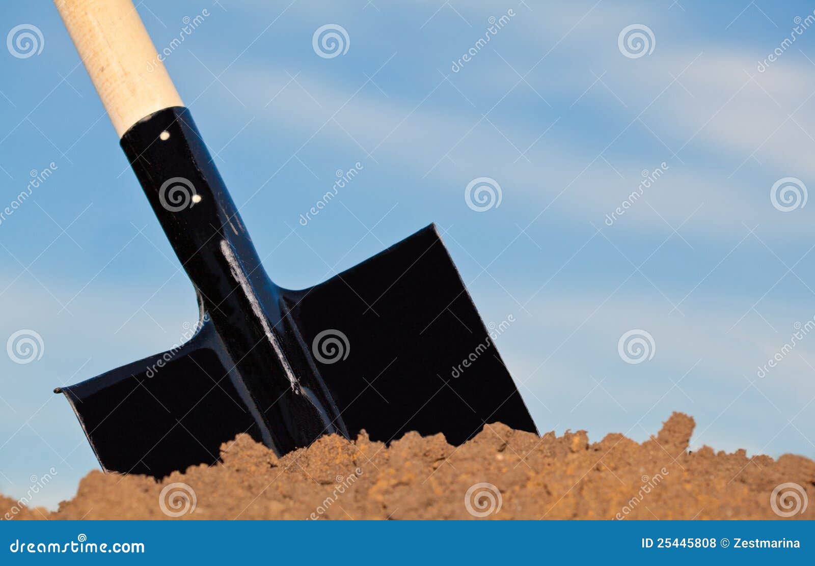 Schop in de hoop van grond stock foto. Image of apparatuur - 25445808