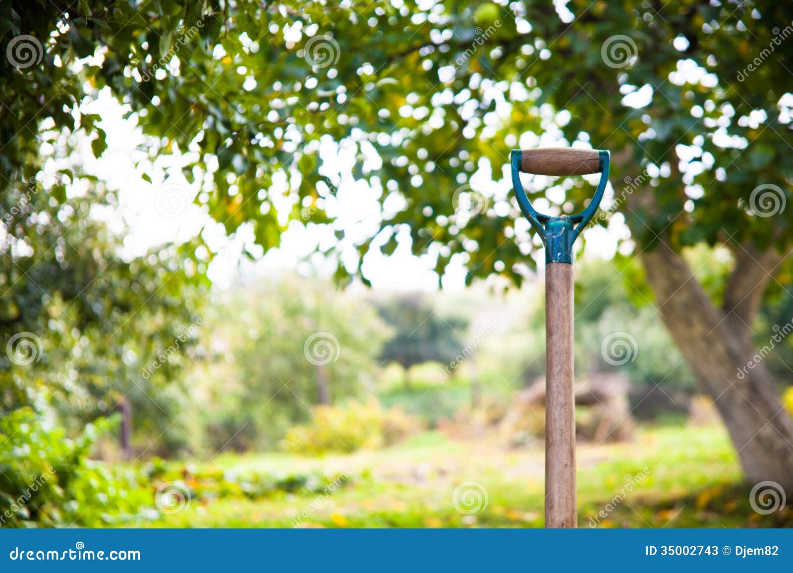 Schop in de hoop van grond stock afbeelding. Image of nave - 35002743