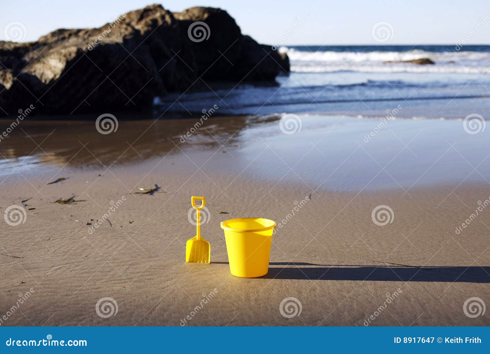 Schop en emmer op strand stock afbeelding. Image of vakantie - 8917647