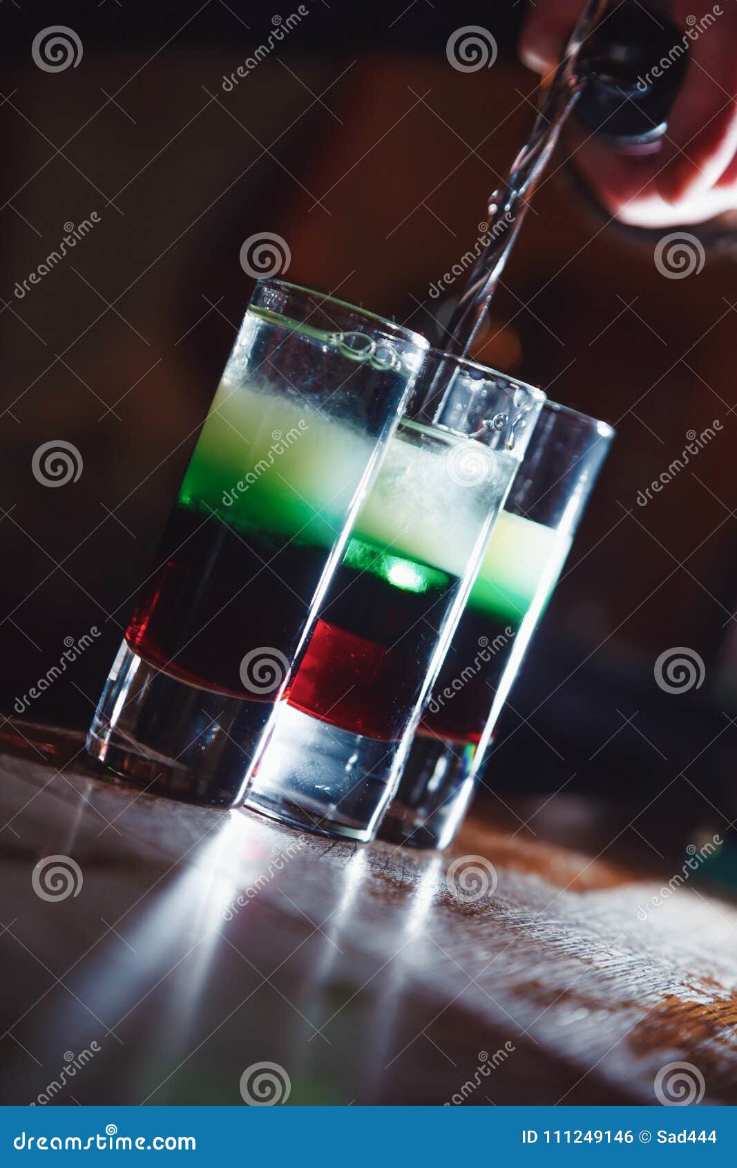 Schot stock foto. Image of kroeg, zuiver, gieten, vloeistof - 111249146