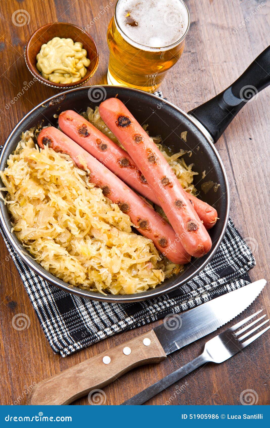 Schotel Met Geroosterd Wurstel En Sauerkraft Stock Foto - Image of ...