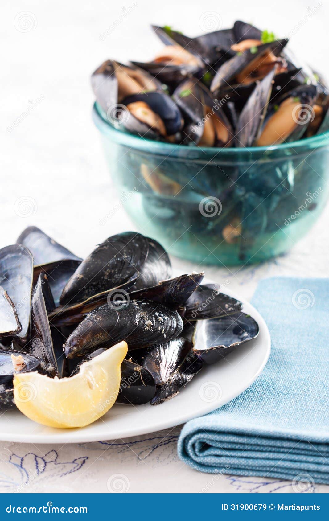 Schotel Van Mosselshells En Kom Van Mosselen Stock Afbeelding - Image ...