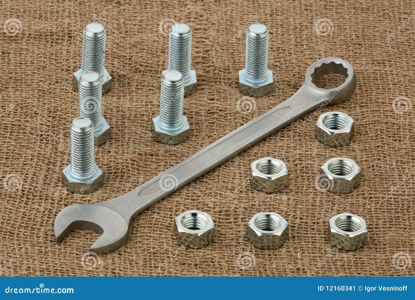 Schrauben und Muttern stockbild. Bild von stahl, metall - 12160341