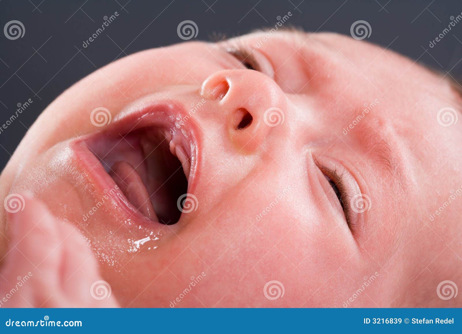 Schreeuwende Baby stock afbeelding. Image of mond, slecht - 3216839