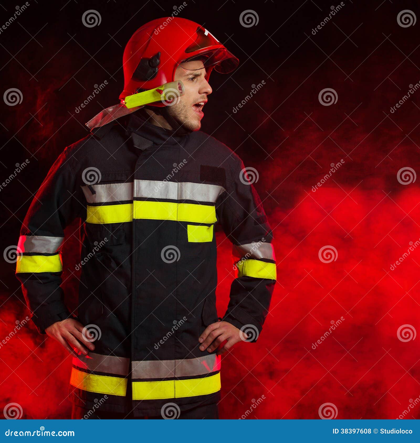 Schreeuwende brandweerman. stock foto. Image of raad - 38397608