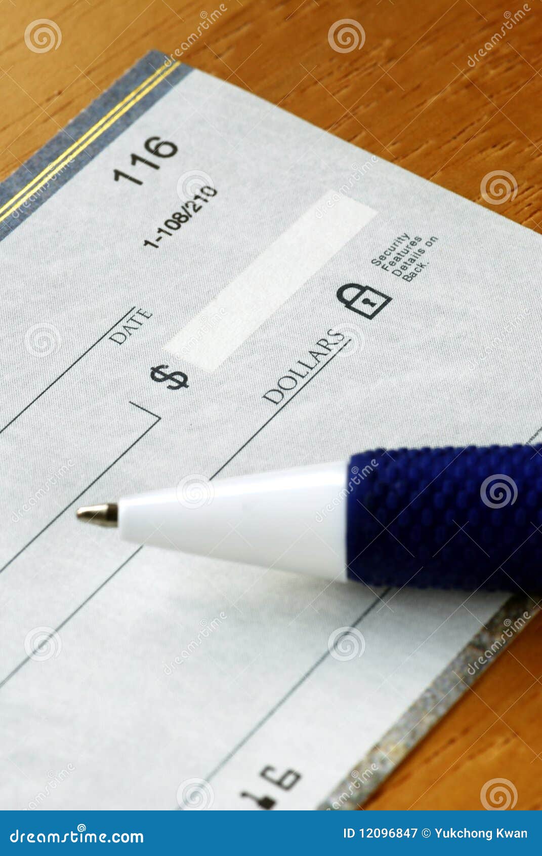 Schreiben eines Checks stockbild. Bild von schwerpunkt - 12096847