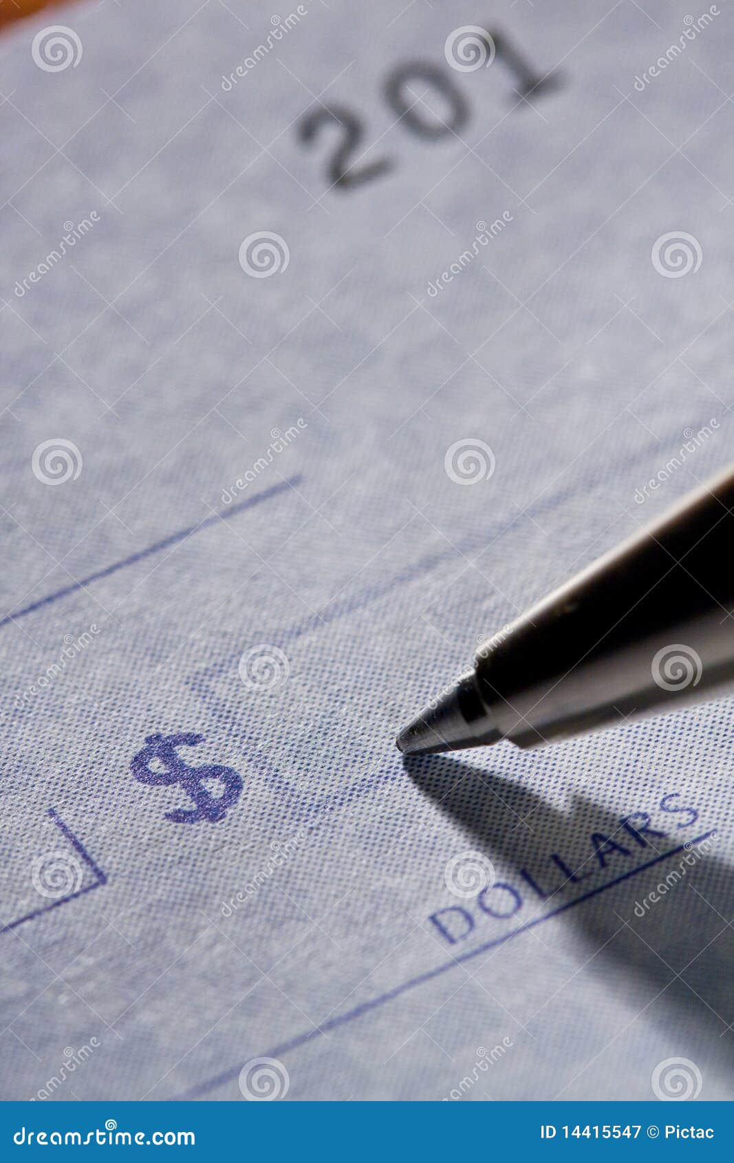 Schreiben eines Checks stockbild. Bild von konto, gesetzesverletzung ...