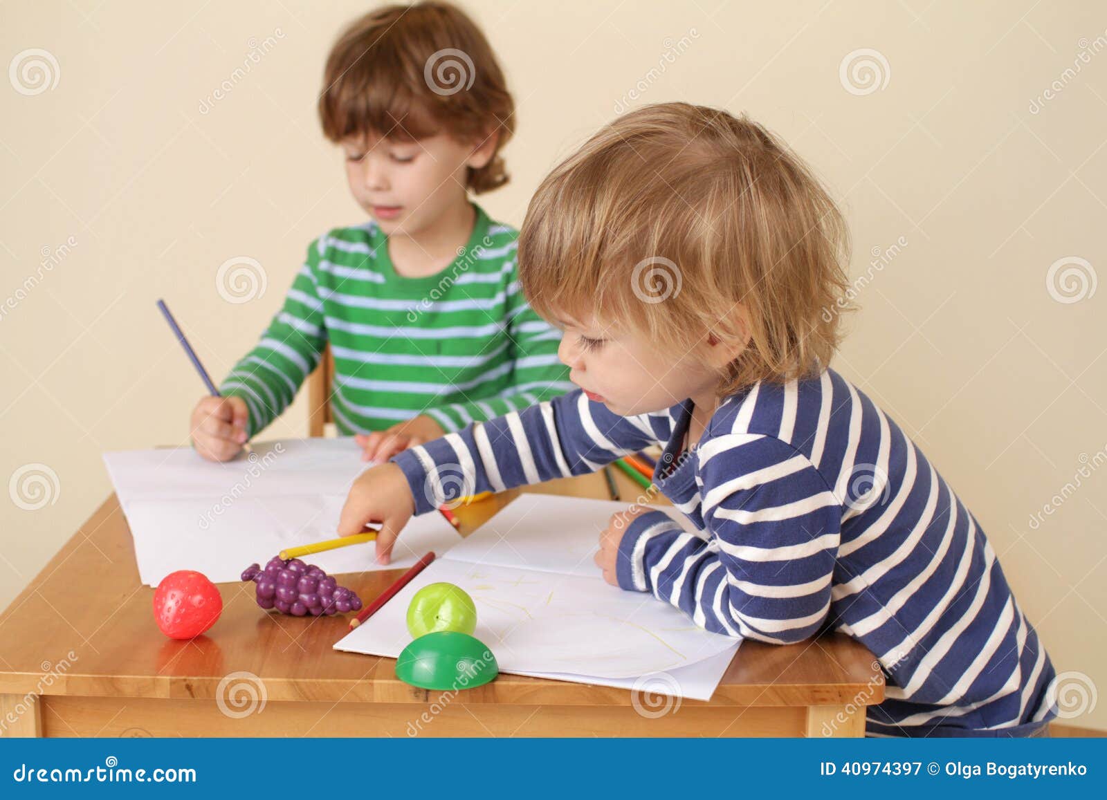 Schreibende Kinder, Schulbildung Stockbild - Bild von konzept, frucht ...