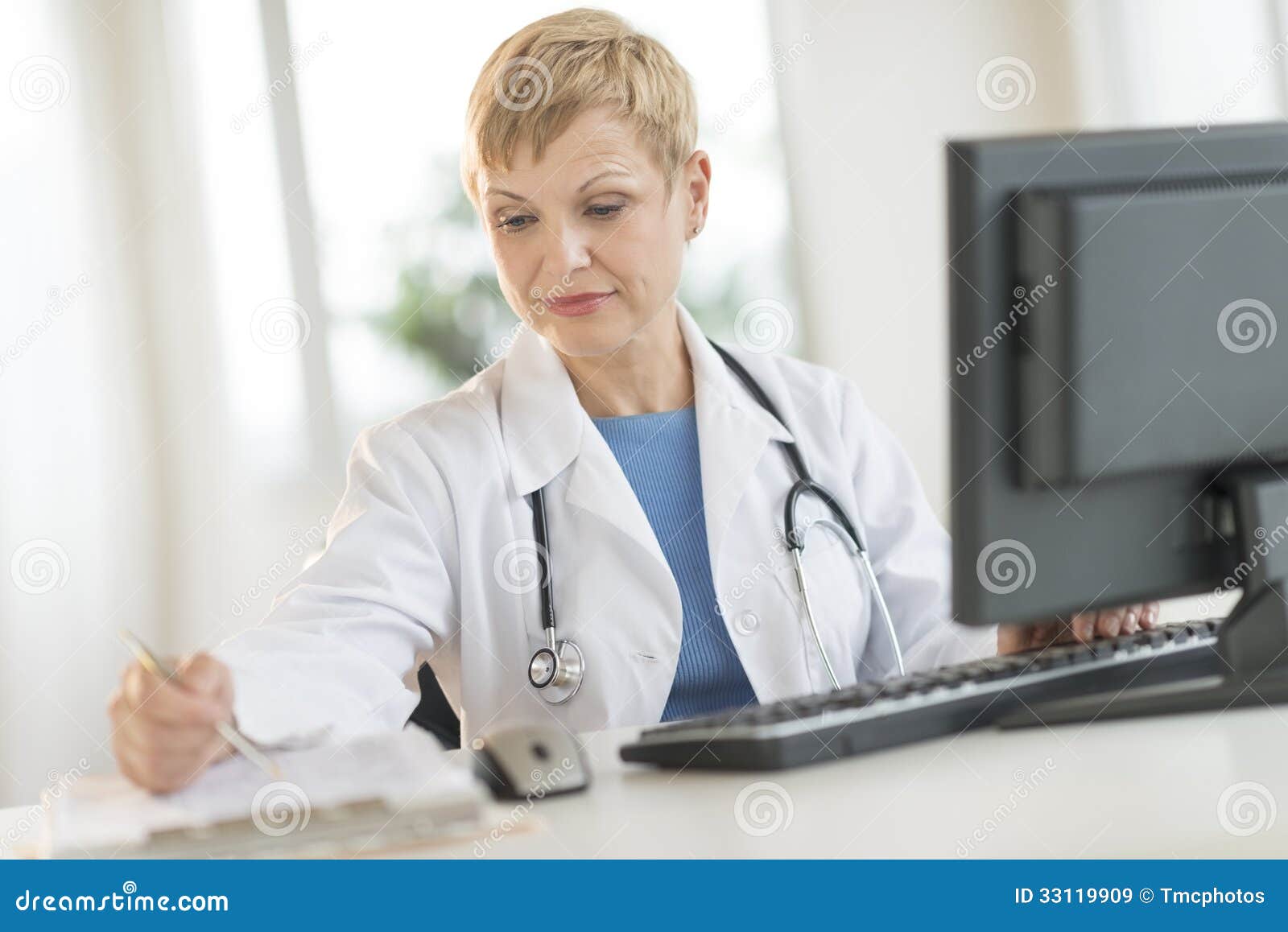 Schreibtisch Doktor-Working at Computer in Der Klinik Stockbild - Bild ...
