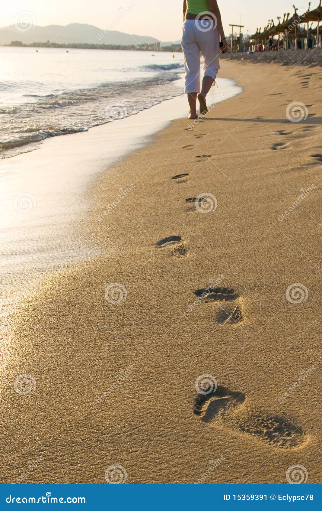 Schritte auf dem Strand stockbild. Bild von nave, schwach - 15359391