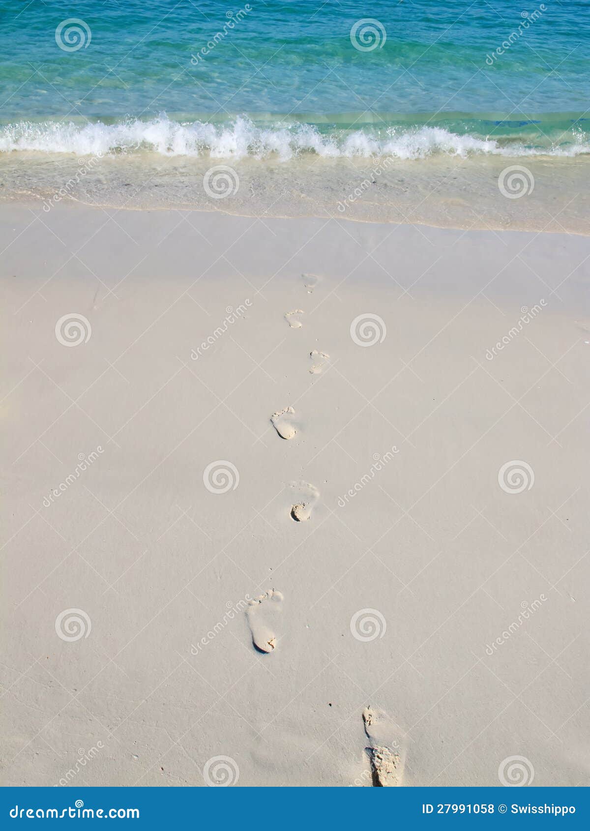 Schritte auf dem Strand stockfoto. Bild von geplätschert - 27991058