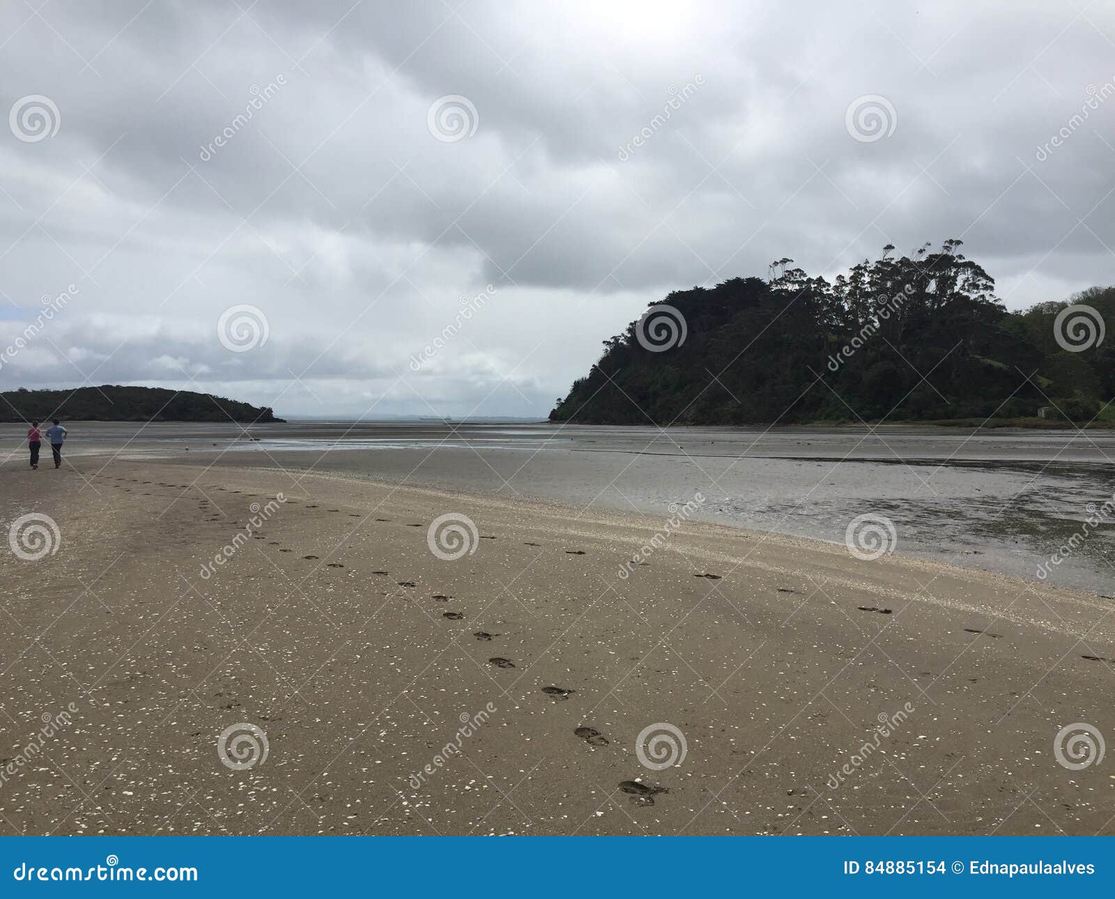 Schritte auf dem Strand stockfoto. Bild von strand, wasser - 84885154