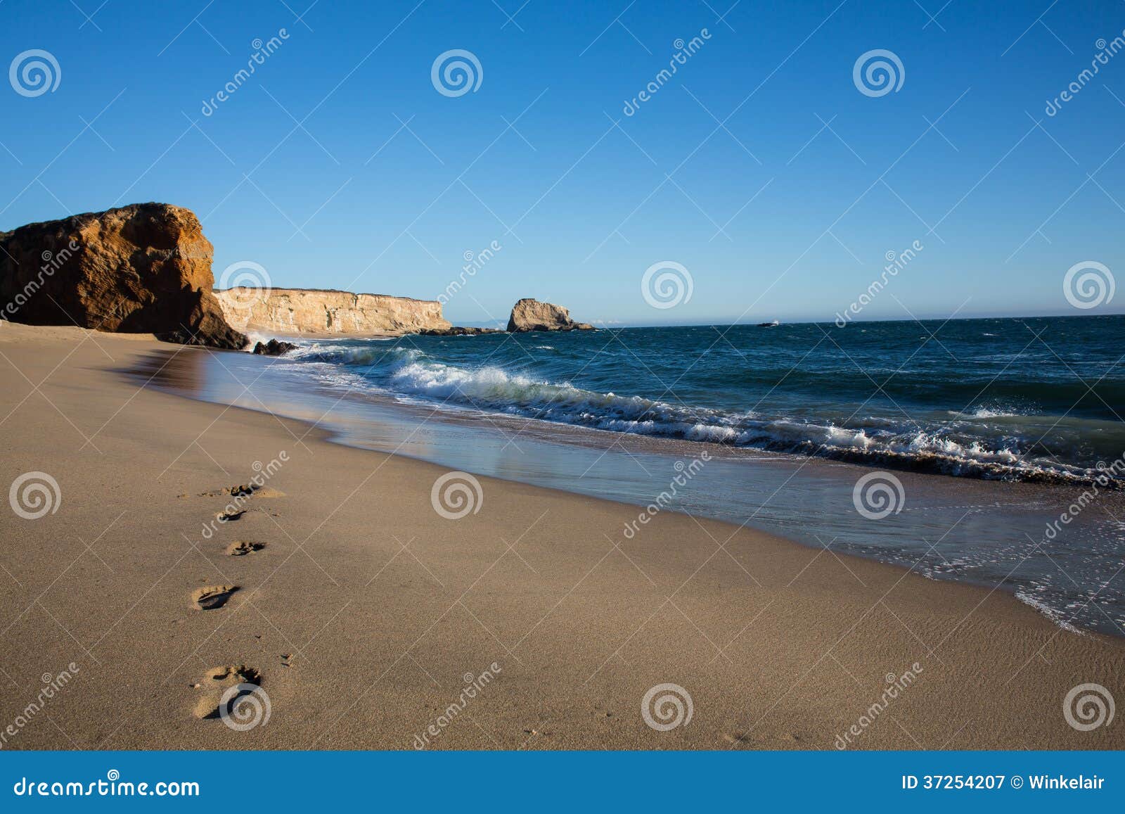 Schritte auf einem Strand stockbild. Bild von druck, gezeiten - 37254207