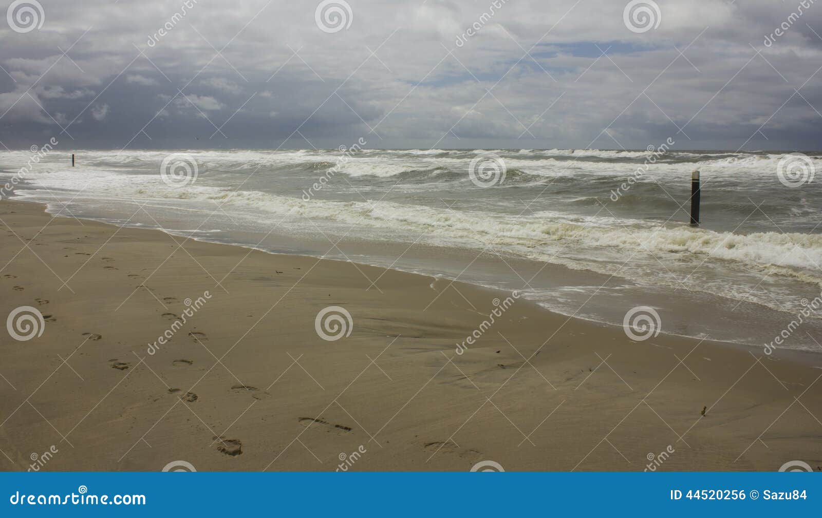 Schritte im Sand stockfoto. Bild von meer, holland, himmel - 44520256
