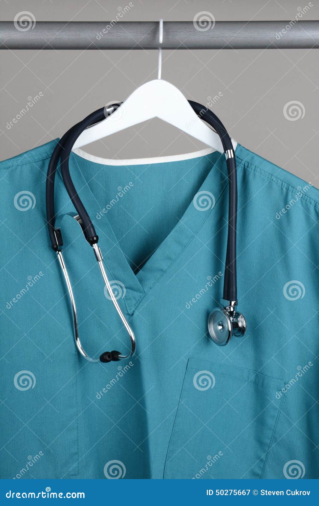 Schrobt Met Stethoscoop Op Hanger Stock Afbeelding - Image of schoon ...