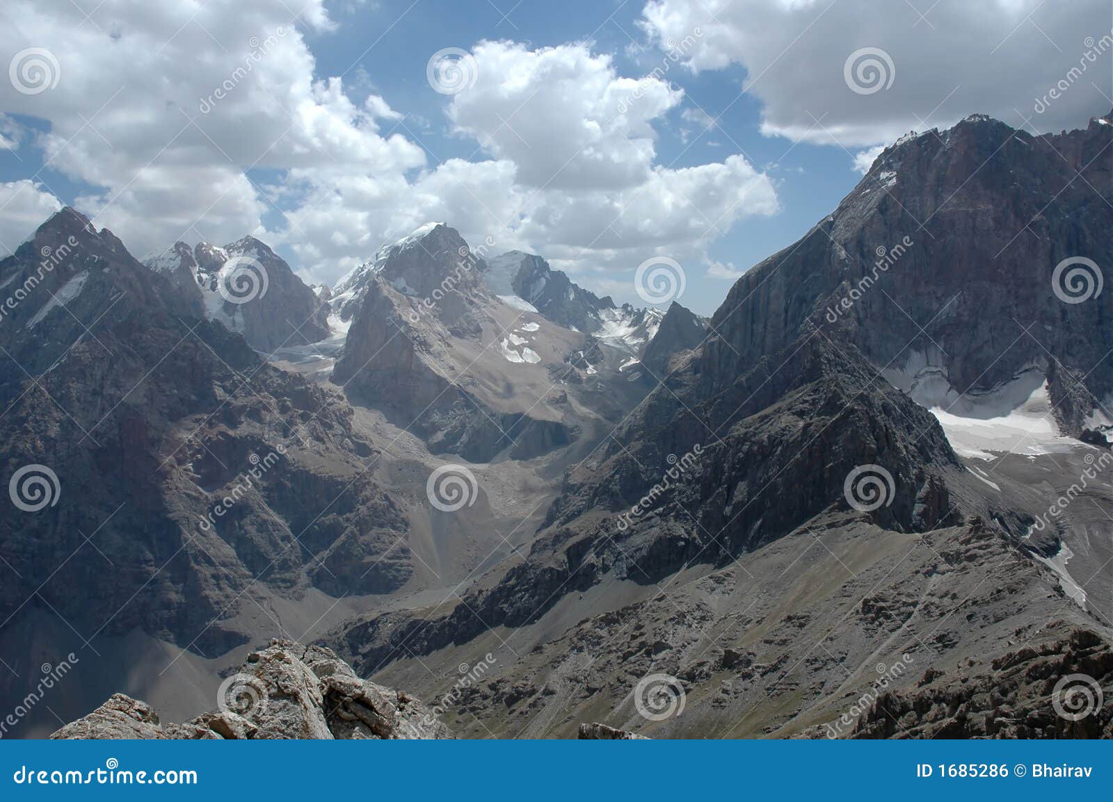 Schroffe Berge und Tal stockfoto. Bild von getrennt, weit - 1685286