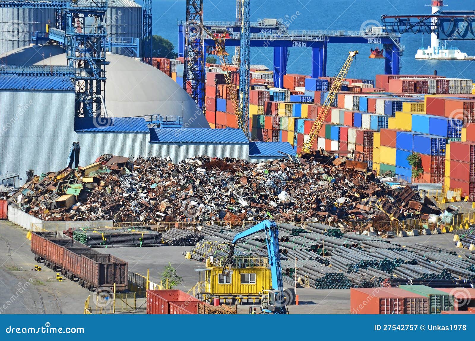 Schroot, Container En Pijp in Haven Stock Afbeelding - Image of pijler ...