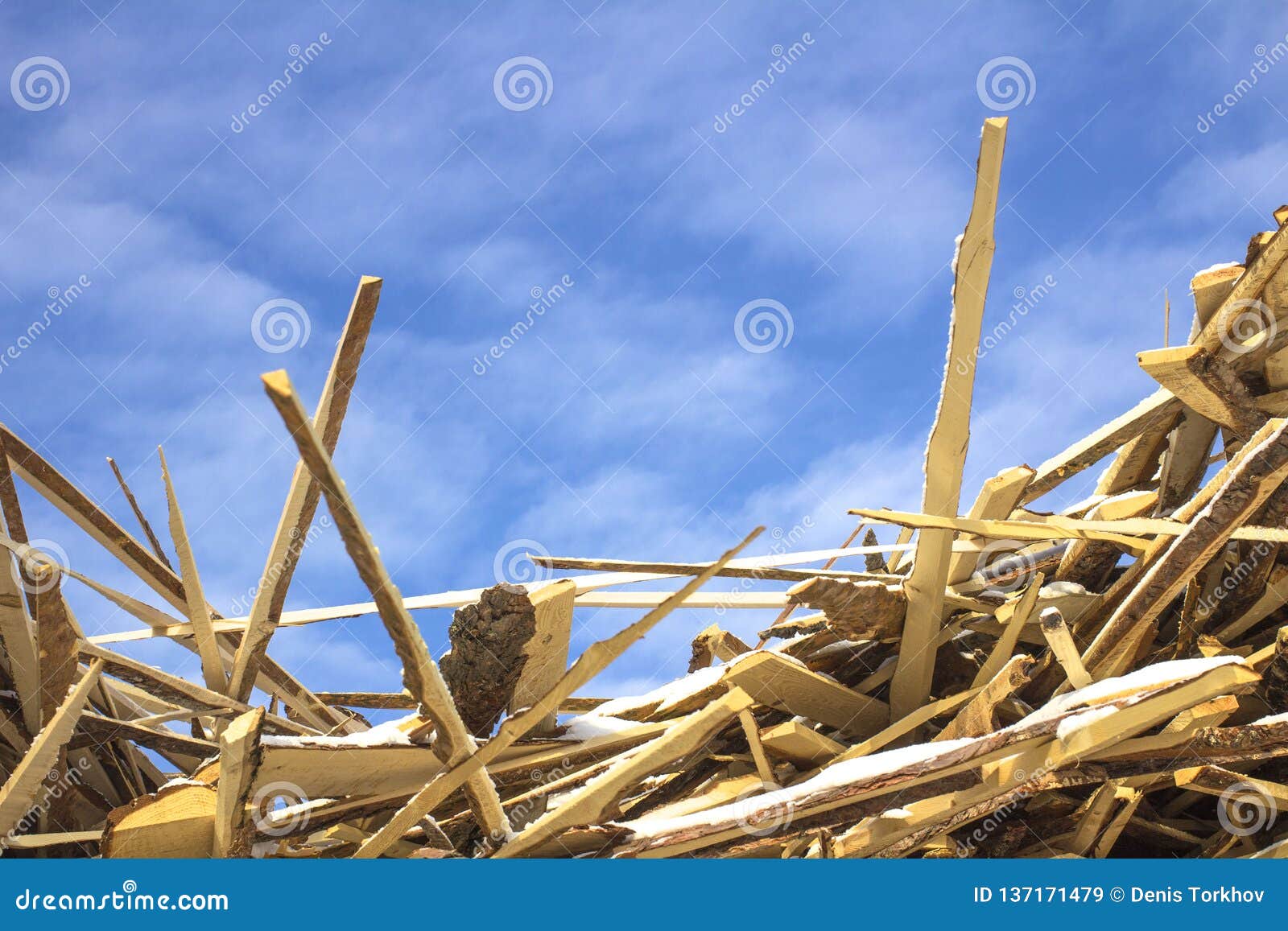 Schroot in De Vervaardiging Van Hout Tegen De Hemel Stock Afbeelding ...