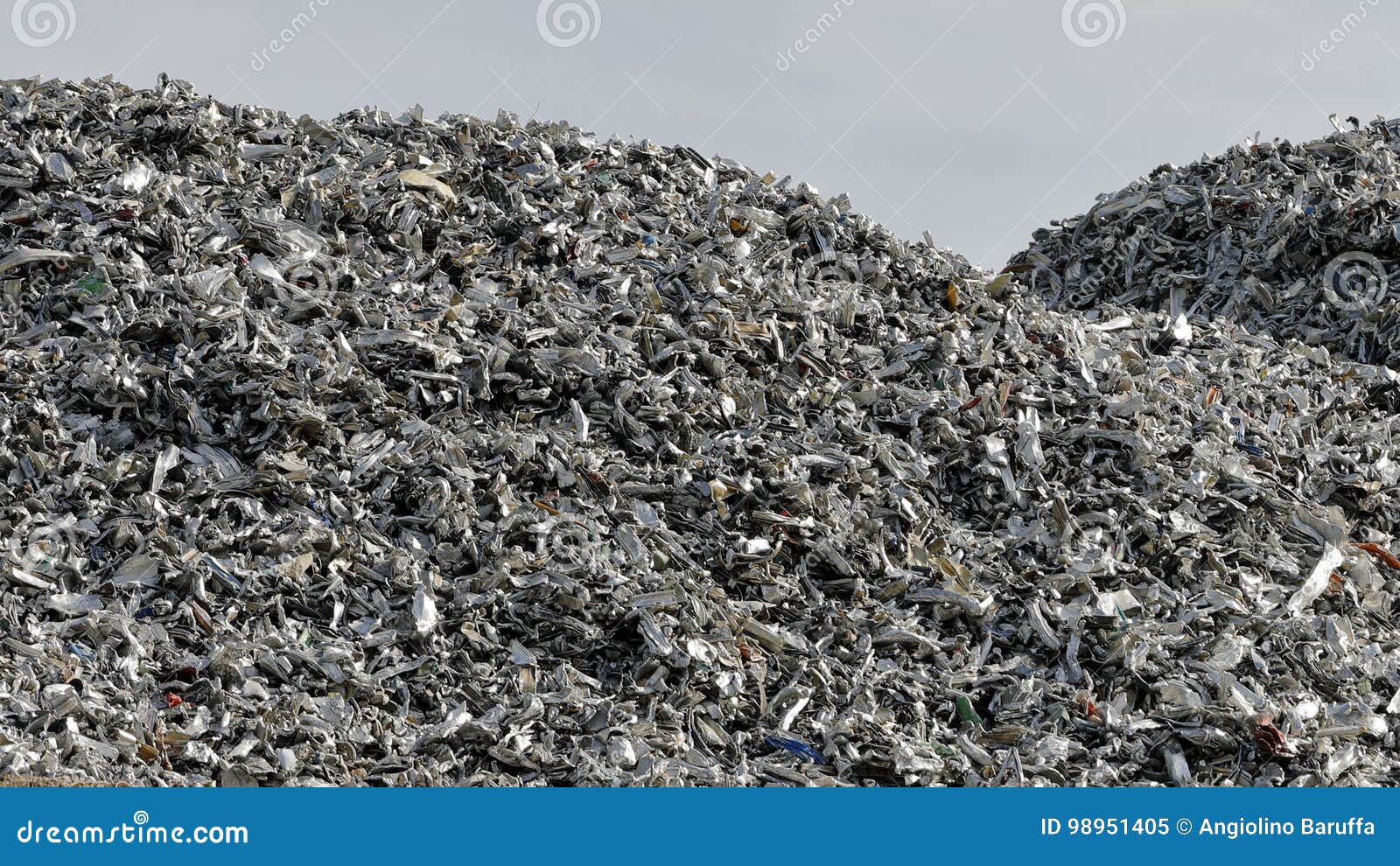 Schroot en spaanplaat stock afbeelding. Image of krullen - 98951405