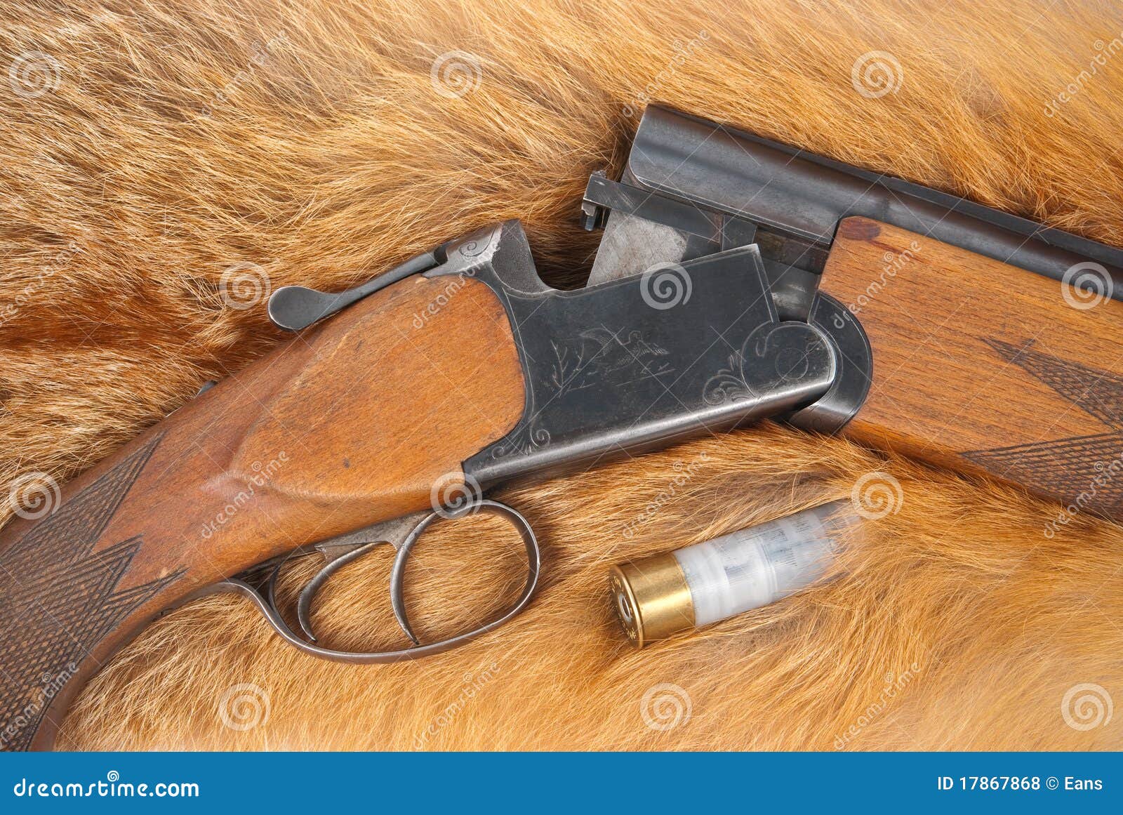 Schrotflinte auf Pelz stockfoto. Bild von waffe, holz - 17867868