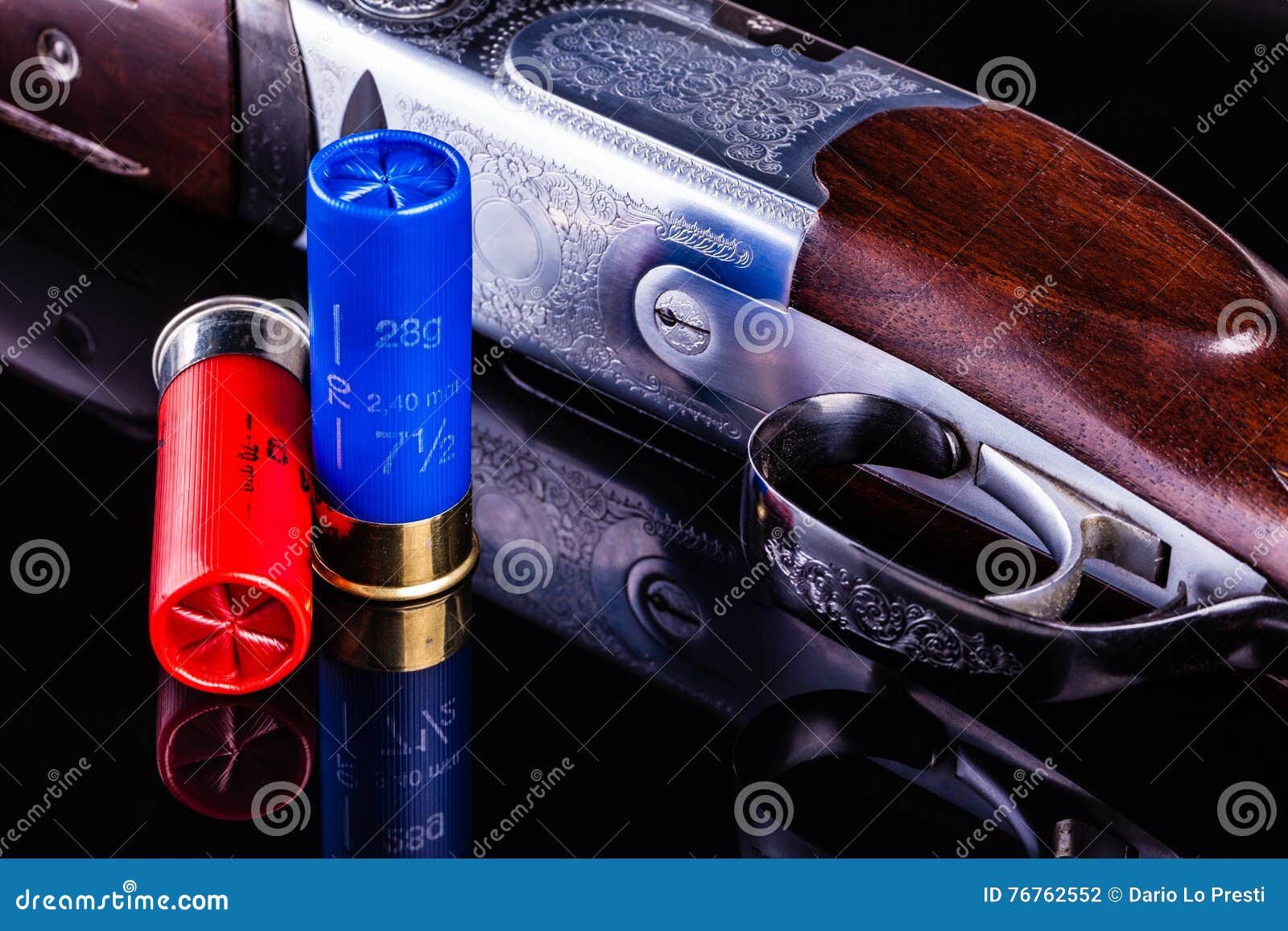 Schrotflinte Auf Schwarzem Mit Oberteilen Stockfoto - Bild von geöffnet ...