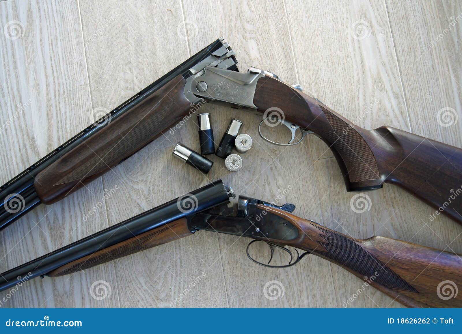 Schrotflinte und Shells stockfoto. Bild von waffe, munition - 18626262