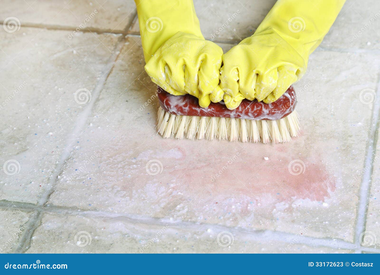 Schrubben des Bodens stockbild. Bild von sauberkeit, reinigend - 33172623
