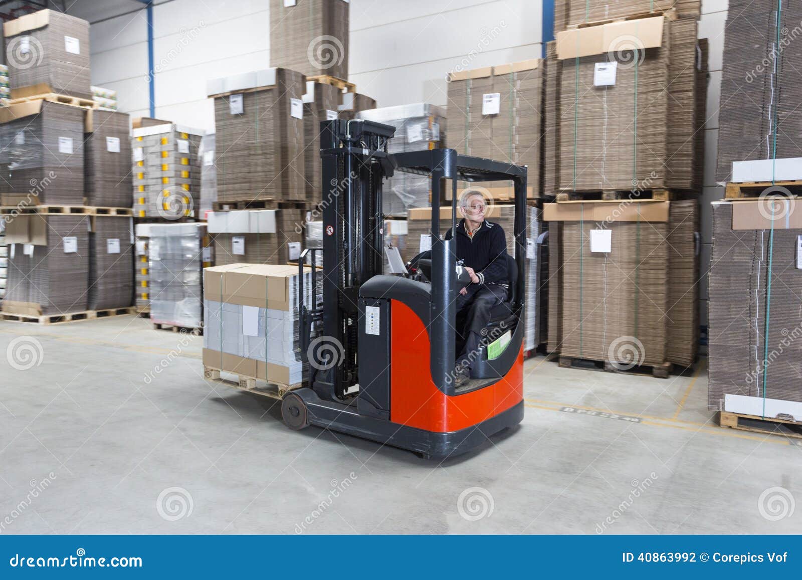 Schubmaststaplerfahren stockfoto. Bild von arbeiter, antreiben - 40863992